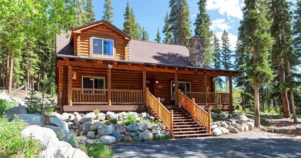 Pack Up The Family And Head To This Cozy Wood Cabin For The Ultimate ...