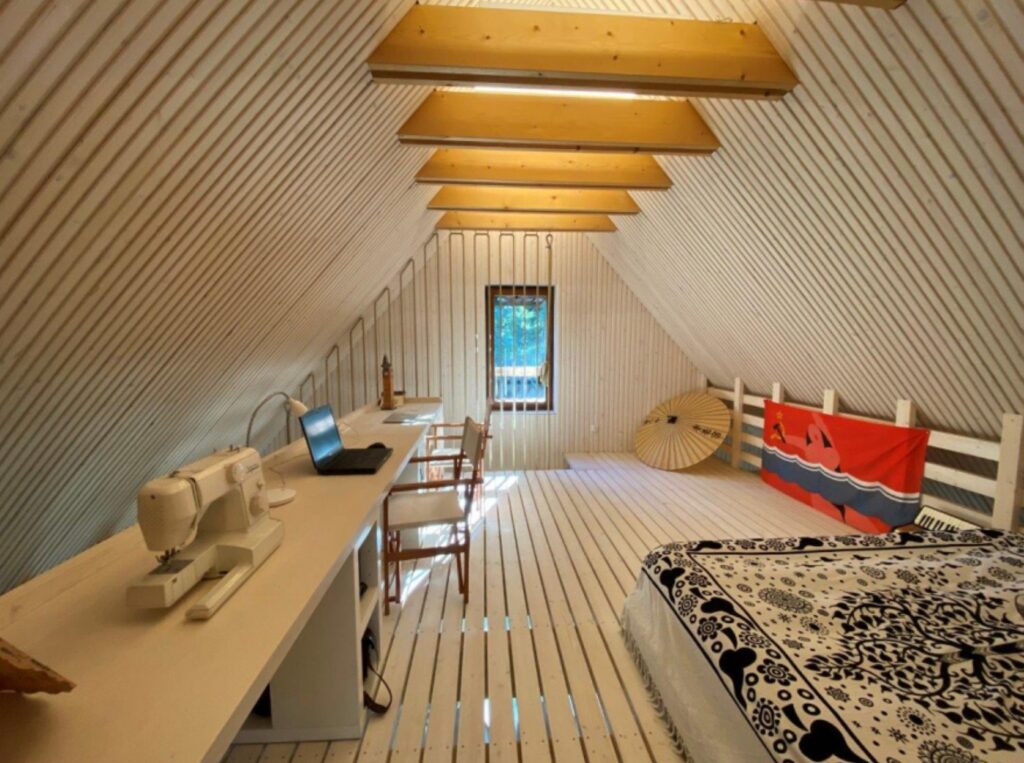 Break The Cabin Norms And Come Inside This Cabin That Comes With An ...
