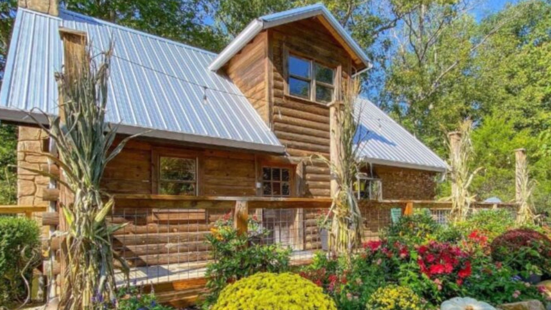 Flower Lovers, Can You Hear This Gorgeous Cabin And Its Backyard ...
