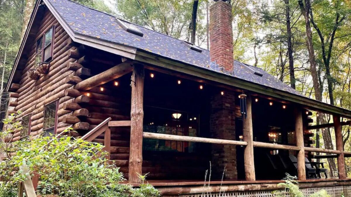 Here’s Your Ultimate Cozy Haven, The Log Cabin Perfect For The Upcoming ...