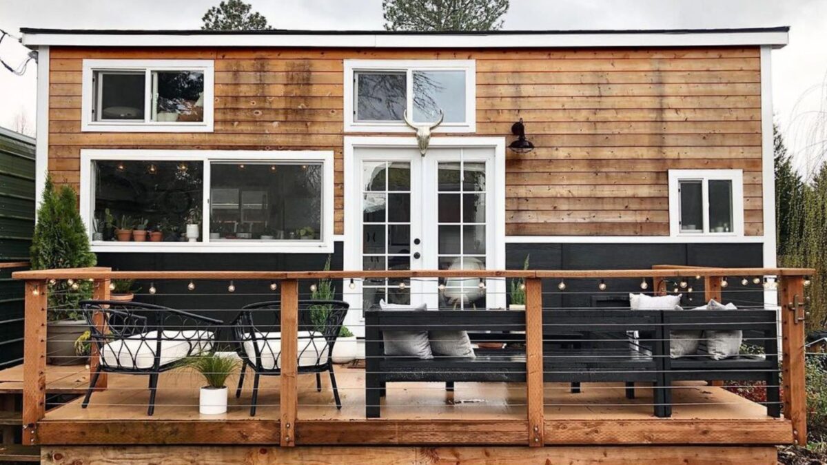 A Couple’s 320 SQ FT THOW Is Their Perfect Slice Of Heaven On Earth
