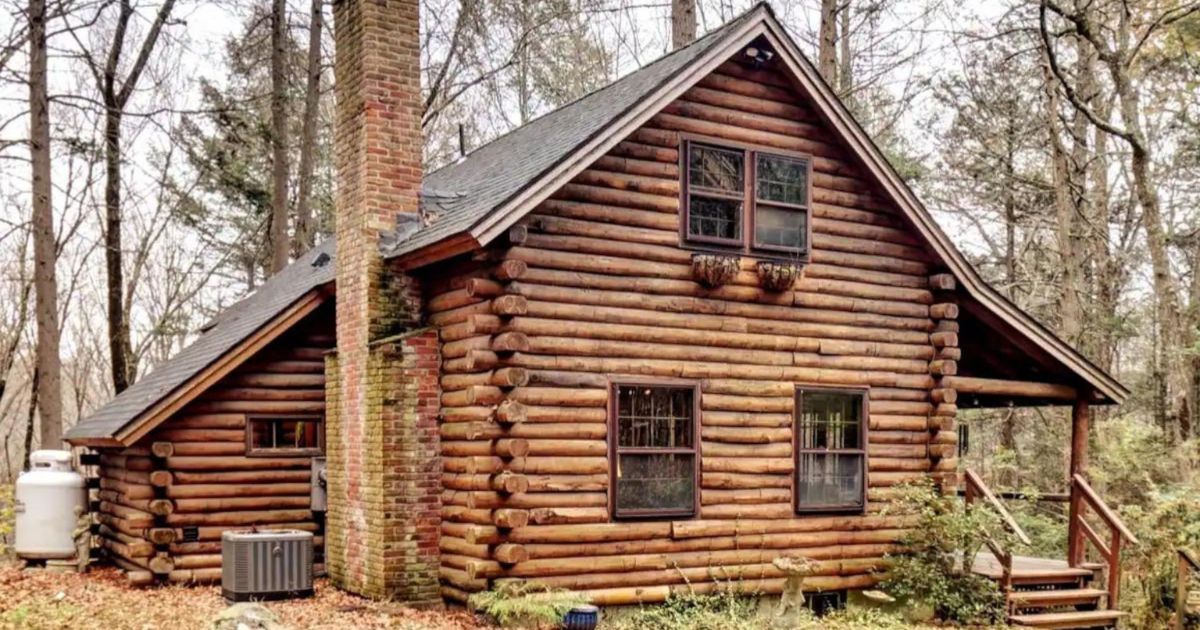 Here’s Your Ultimate Cozy Haven, The Log Cabin Perfect For The Upcoming ...