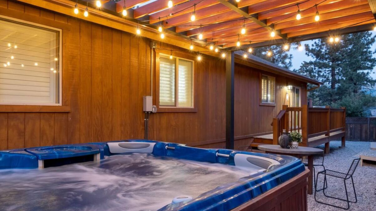 Discover A Breathtaking Cabin With A Room So Wild, Even Houdini Would ...