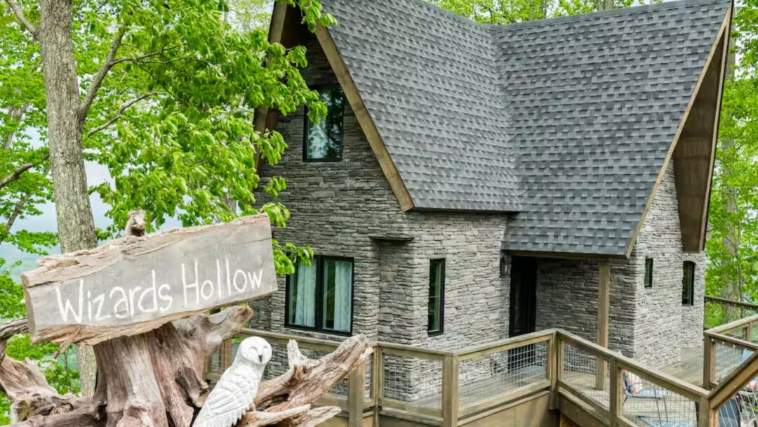 Inside The Adorable Treehouse Cabin That's Filled With All The Cozy Vibes