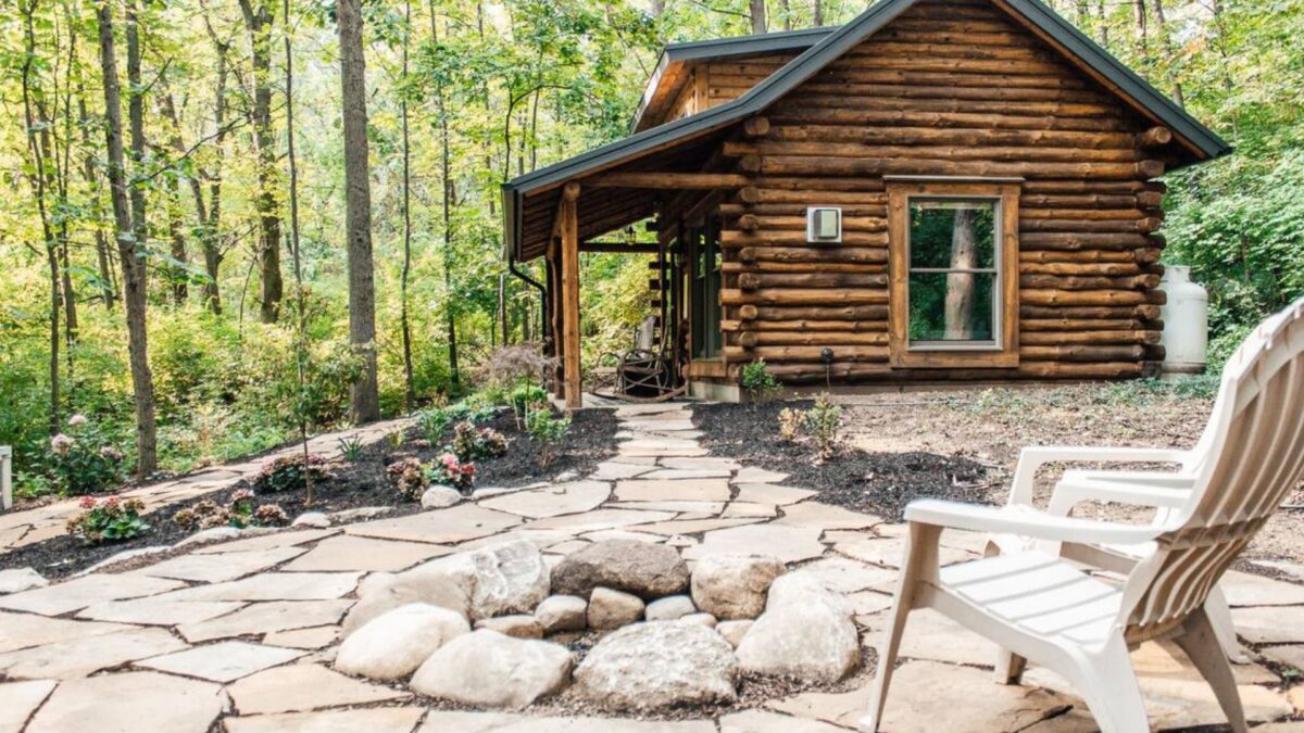 I Know You're Desperate For A Quick Vacation, So Check Out This Cozy ...