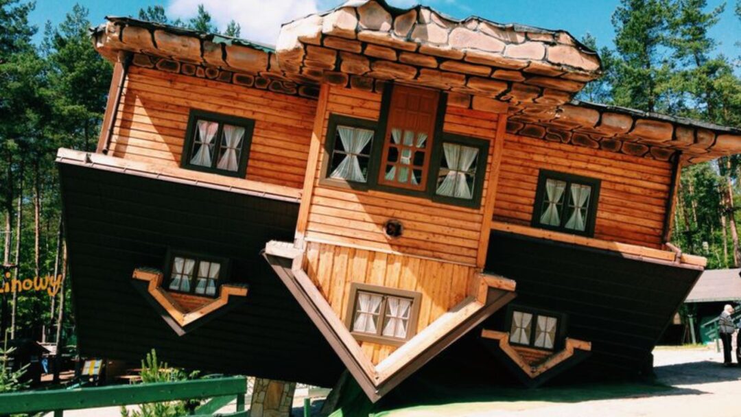 20 Real-Life Glass Houses That Redefine Modern Living