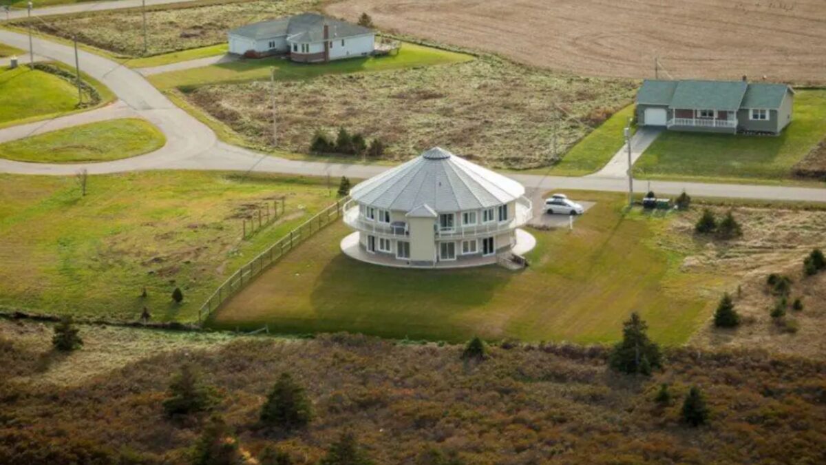 7 Rotating Houses That WIll Make You Spin Right Round