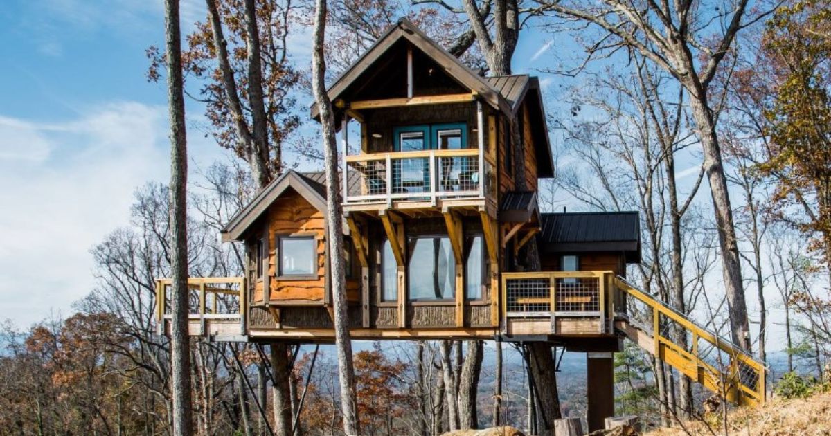 Inside The Adorable Treehouse Cabin That's Filled With All The Cozy Vibes
