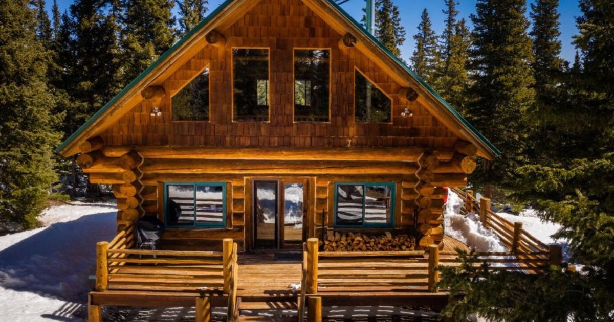 The Ultimate Log Cabin You'll Want To Go To As Soon As You See This Tour