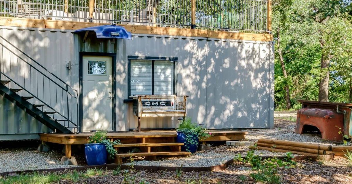A Retro Wonderland In A Tiny House That Brings Nostalgia To Life In ...