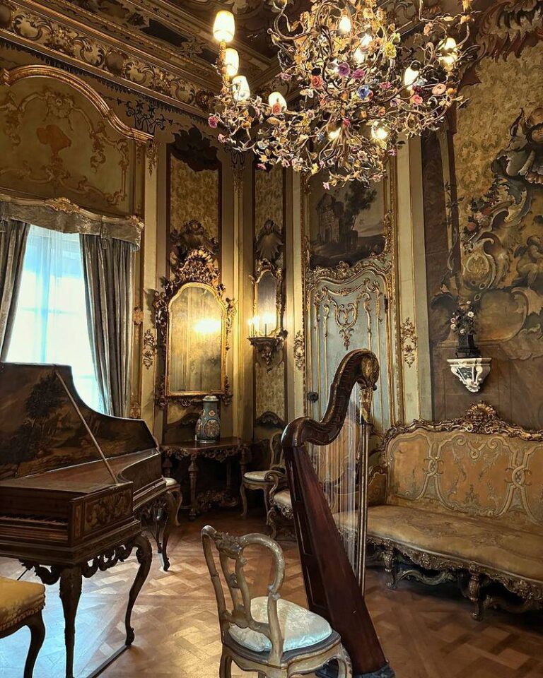 25 Things That Prove That 2025 Is Going To Be The Year Of Castlecore In ...