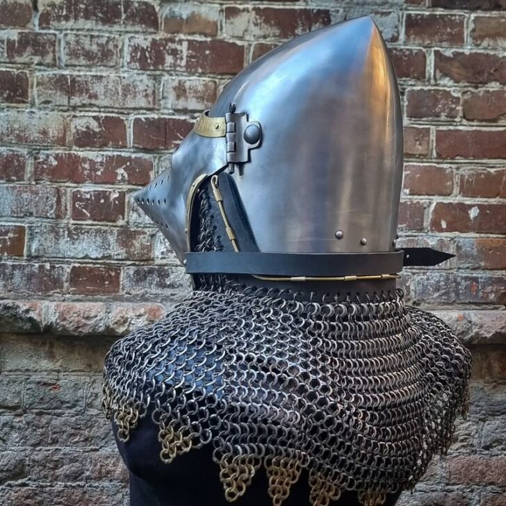 25 Things That Prove That 2025 Is Going To Be The Year Of Castlecore In ...