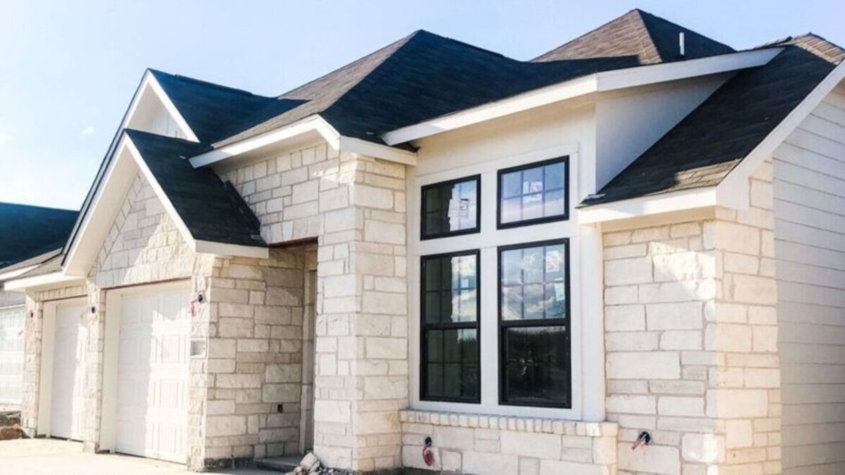 20 Dreamy White Brick Homes You’ll Wish Were Yours