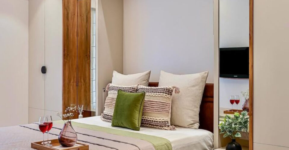 29 Stunning Ways To Use Vertical Space In Small Bedrooms And Living Rooms