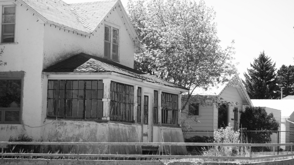 20 Photos That Show What American Homes Truly Looked Like 100 Years Ago