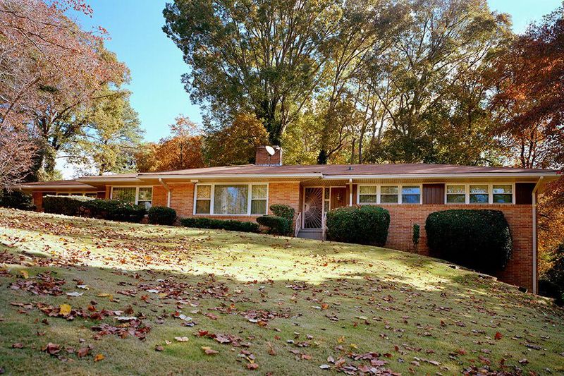 17 Defining Features Of A Typical 1950s Suburban House